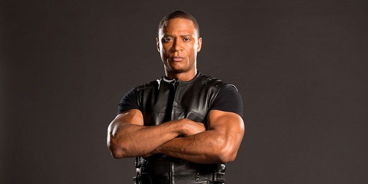 Diggle's New Arrow Helmet Debuts in CW Video Promo | CBR